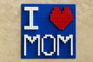 How to Make “I Heart Mom” Sign with LEGO - Mombrite