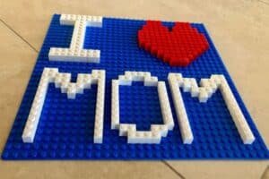 How to Make “I Heart Mom” Sign with LEGO - Mombrite