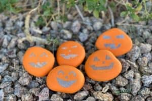 Easy Painted Pumpkin Rocks | Mombrite