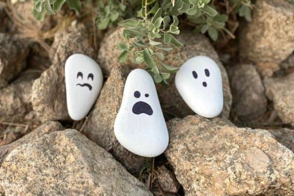 Halloween Painted Rock Ghost Craft | Mombrite