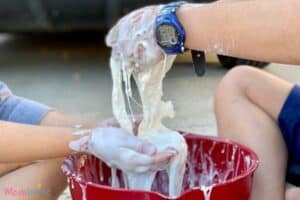How to Make Oobleck: Cornstarch and Water Science Experiment | Mombrite